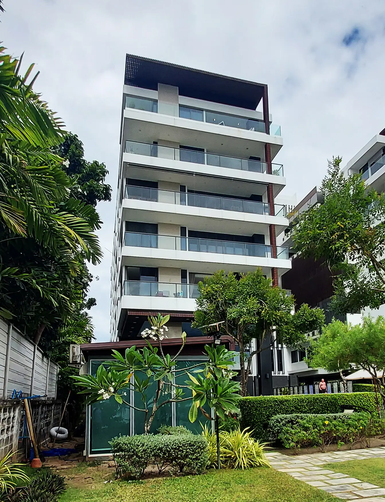 Studio condo in Escape Condo, directly at Mae Phim Beach