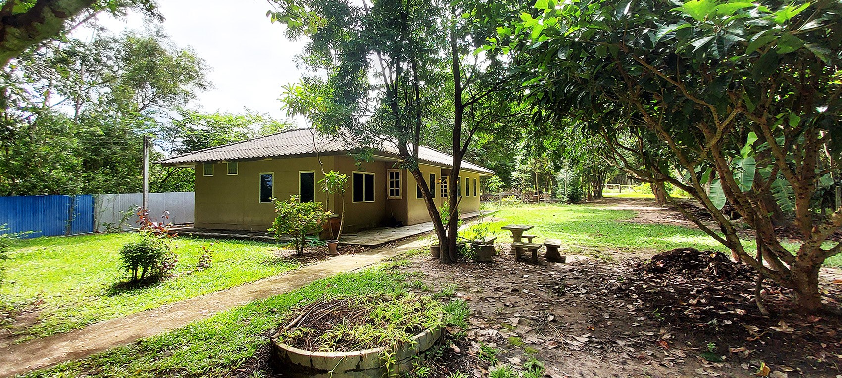 Large attractive plot, with small villa, but with room for much more.